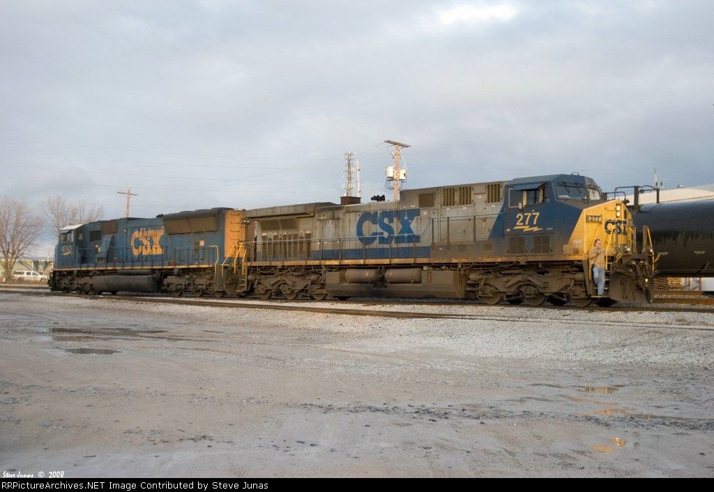 CSX 4743,277 G303 Backs into the Memphis junction yard